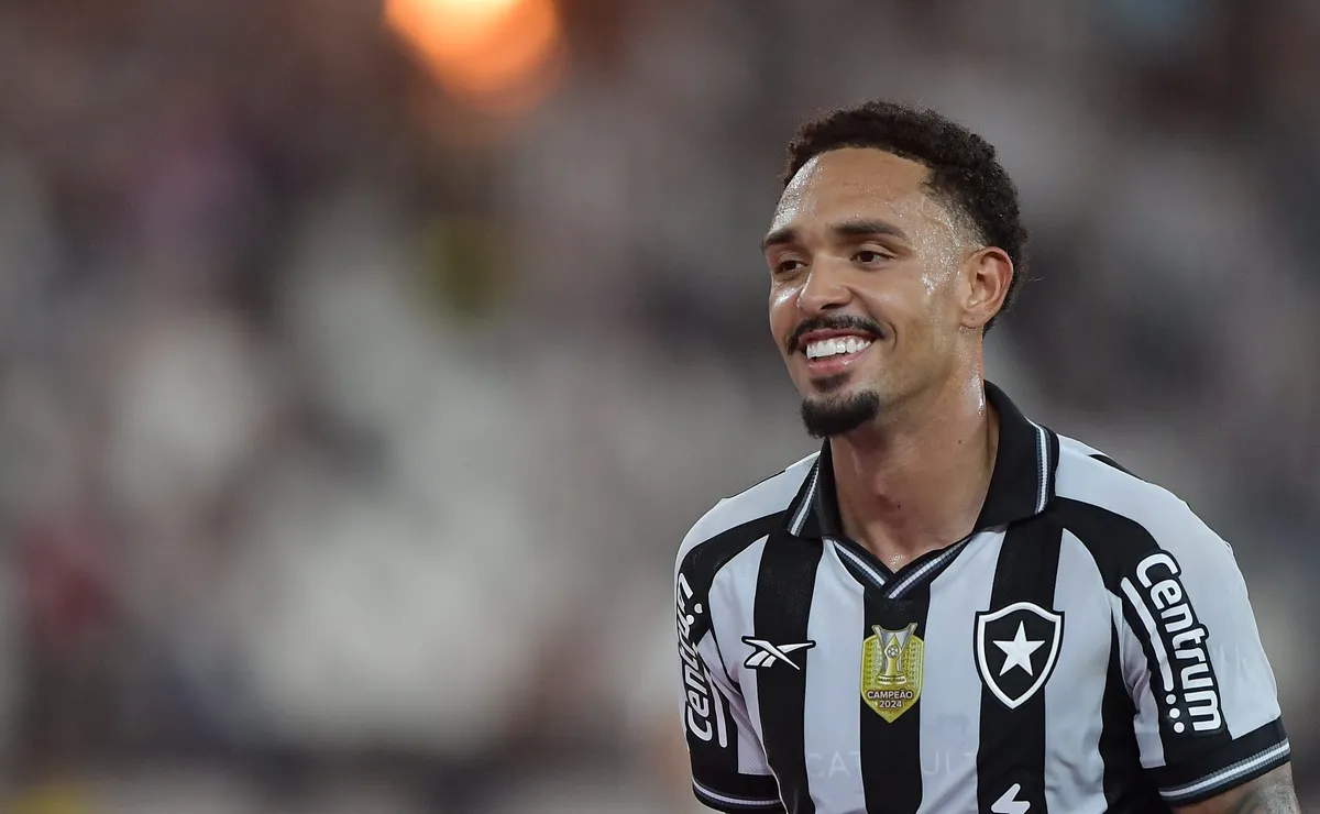 Vitinho busca mais títulos pelo Botafogo e relembra final da Libertadores